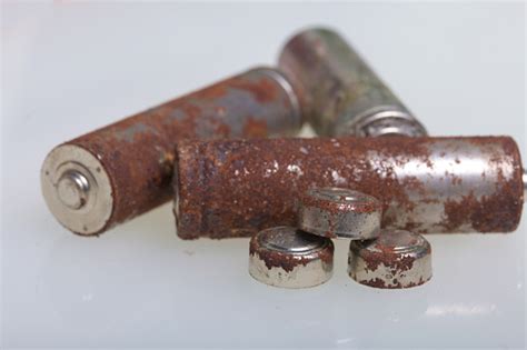 다양 한 모양과 크기의 부식의 배터리입니다 흰색 바탕에 느슨한 거짓말 환경 보호 배터리 사용의 재활용 0명에 대한 스톡 사진 및 기타 이미지 Istock