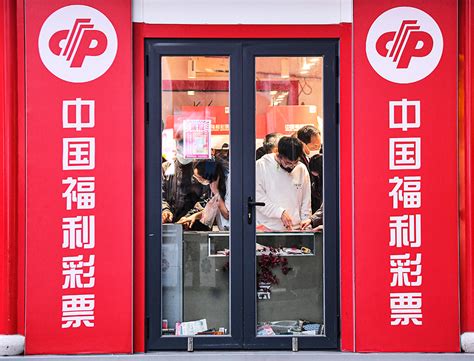 【图集】“命中注定的一天”：买彩票成为年轻人新“爱好”？界面新闻 · 影像