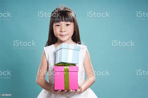 빈티지 블루 바탕에 두 개의 선물 상자를 들고 작은 아시아 아름 다운 여자의 초상화 계절에 대한 스톡 사진 및 기타 이미지