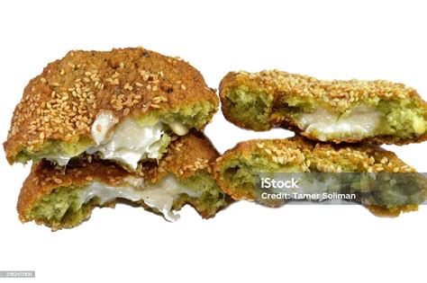 이집트 전통 튀긴 팔라펠 볼 병아리콩과 강콩으로 만든 그린 버거 크리미 치즈 스프레드로 속을 채운 튀긴 볼 또는 패티 모양의 프리터 가득 찬에 대한 스톡 사진 및 기타