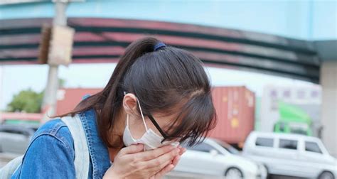 Rsv爆發！狂咳嗽、發燒小心中鏢了 醫揭「5重點病徵」：嚴重恐插管