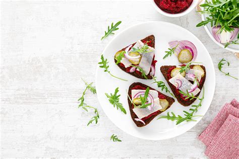 소금에 절인 청어 필레와 비트 뿌리 파테를 곁들인 샌드위치 상단 보기 오버헤드 0명에 대한 스톡 사진 및 기타 이미지 0명 Smorrebrod 건강한 식생활 Istock