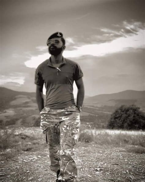 දෑස් රතු වූ සෙබළෙකු මා ළඟට විත් “ස්තුතියි ස්තුතියි” කියා සන්නද්ධ රථයෙහි මා පසෙකින් හිඳ ඉකි ගසා