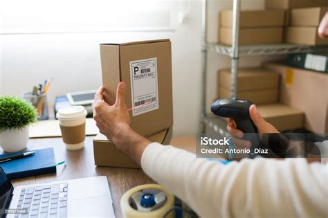 바코드 스캐너를 사용하여 창고의 판지 상자에 있는 바코드를 스캔하고 배송을 준비하는 남자의 클로즈업 고객에 대한 스톡 사진 및 기타 이미지 Istock