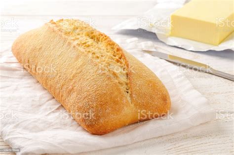 나무 테이블 위에 흰색 린넨 냅킨에 신선한 맛있는 시아바타 빵 전통 이탈리아 요리 효모 또는 사워도우로 밀 빵을 굽습니다 0명에