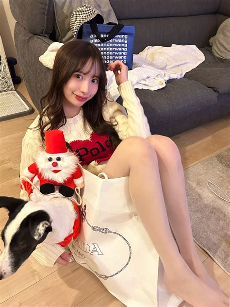 紙袋にすっぽり…藤川らるむ、美脚が目を引く“プレゼント”ショットに絶賛の声 Entame Next アイドル情報総合ニュースサイト