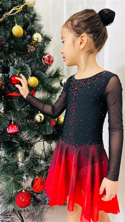 КУПАЛЬНИКИ для ХУДОЖЕСТВЕННОЙ ГИМНАСТИКИ А вот и красавица фигуристка моя на верная самая юная