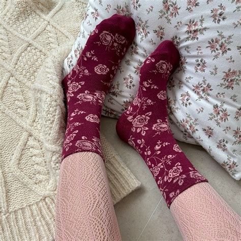 피치스튜디오 [꽃무늬양말] 레트로 빈티지 플라워 패턴 꽃 양말 삭스 가을 겨울 메리제인 레이어드룩 와인 자주