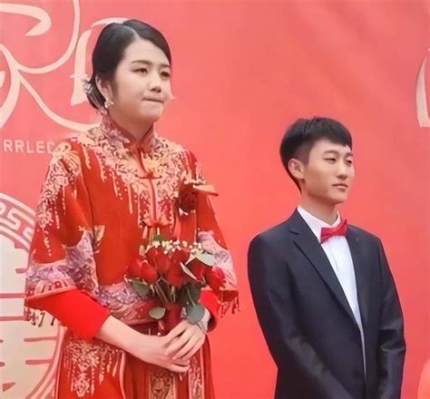 最萌身高差！170cm新郎踮腳親吻「190cm高個新娘」惹爆笑 下秒「看見新娘正面」網友：天作之合 趣味事務所