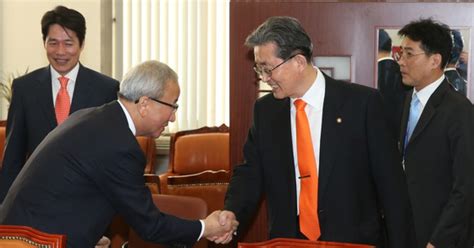 사진 추경예산 당정회의서 악수하는 이한구 현오석
