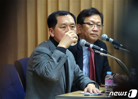 목 축이는 김기현 전 울산시장