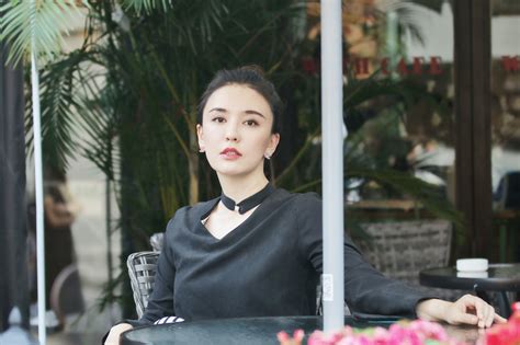 吕佳容再曝百变街拍大片 条纹阔腿裤穿上就是气质精 360娱乐你开心就好