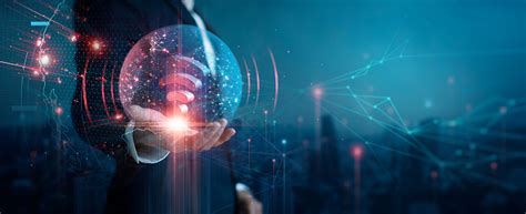 글로벌 통신 네트워크 연결을 보유한 사업가 무선 통신 진한 파란색 도시 풍경 배경에 사이버 기술과 스마트 인터넷 네트워크 현대화