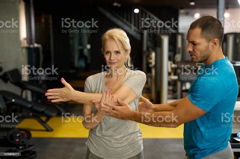 체육관에서 개인 트레이너의 도움으로 운동 하는 수석 여자 2명에 대한 스톡 사진 및 기타 이미지 2명 강사 건강관리와