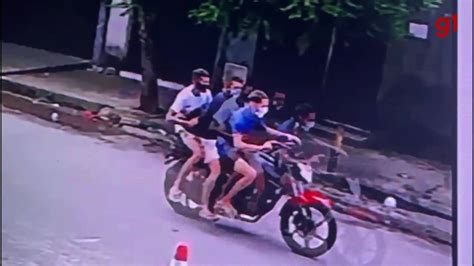Vídeo Câmera flagra trio de assaltantes fugindo moto roubada no