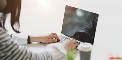 커피 한 잔과 함께 노트북 컴퓨터에 입력 하는 젊은 여성 프리랜서의 자른된 샷 노트북에 대한 스톡 사진 및 기타 이미지 노트북 귀 부분 노트북 사용하기 Istock