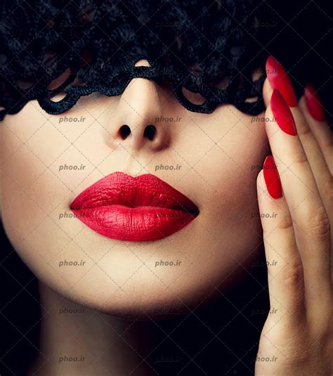 عکس زن زیبا با ماسک توری سیاه روی چشم هایش نمای قرمز لب ها و ناخن ها از