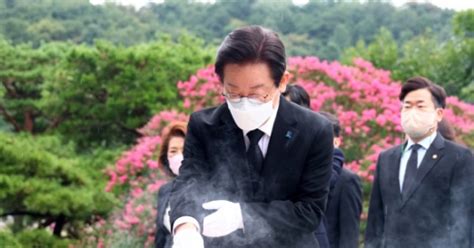 서울포토 첫 일정 현충원 찾은 이재명 더불어민주당 대표