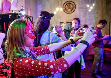 To Overcome Soviet Era Taboos Russians Are Getting Trained By Sex Coaches Trending Viral News