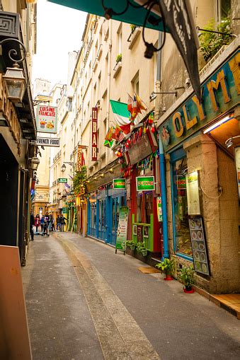 라틴 쿼터 등이 있습니다 파리에서 오래 된 전통 파리의 집과 카페 중 좁은 거리 프랑스 25 센트에 대한 스톡 사진 및 기타 이미지 25 센트 Brasserie 거리