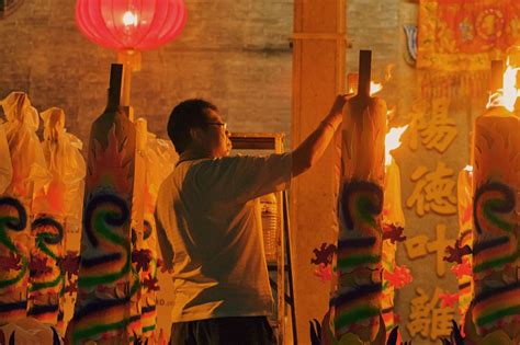 Thắp Nhang Khổng Lồ Và Đánh Tiểu Nhân” ở Hồng Kông