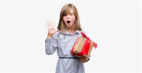 年轻的金发幼儿拿着礼物非常高兴和奋高清图片下载 正版图片502539253 摄图网