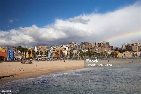 화려한 주택 산과 바다 스페인을 통해 무지개 빌라 조요사 근처 코스타 블랑카의 해안선 Spanish Tour에 대한 스톡 사진