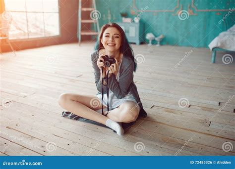 Портрет милой маленькой девочки фотографируя на камере фильма Стоковое ...