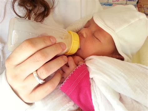 图片素材 花瓣 腿 饲料 手指 儿童 瓶子 宝宝 唇 口 面对 母亲 婴儿 头 皮肤 美容 金发 器官