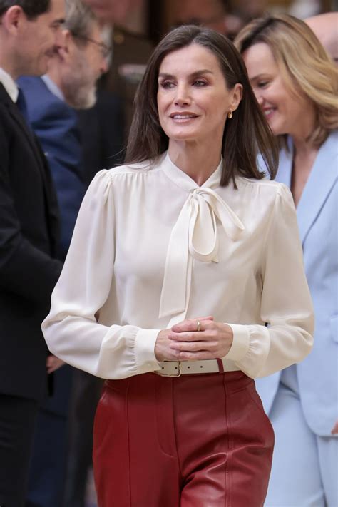 La Reina Letizia Sorprende Con El Pantalón De Cuero Que Más Estiliza A