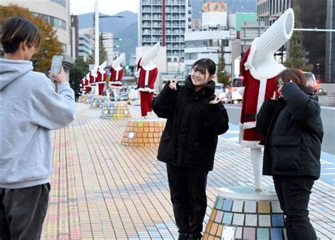 北九州市・紫川の”マカロニ星人”が特注のサンタ姿に｜【西日本新聞me】