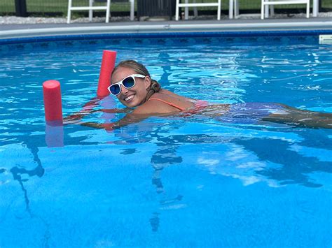 The 8 Best Pool Exercises For Abs According To A Cpt Garage Gym Reviews