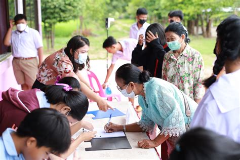 การมอบทุนการศึกษาปัจจัยพื้นฐานนักเรียนยากจน ระดับ ม ต้น ภาคเรียนที่ 1 ปีการศึกษา 2565 โรงเรียน