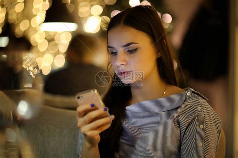 晚上在咖啡馆休息的姑高清图片下载 正版图片505468882 摄图网