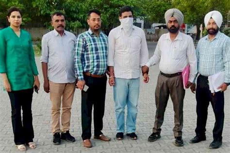 Vb Nabs Reader Of Sho Nri Police Station Taking Rs 20000 Bribe