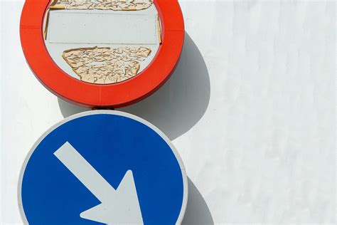 집 밖의 Ufo 간판 공공의 교통 그래픽 도로 표지판 도시의 맑은 하늘 별난 삽화 상징 수직 쐈어