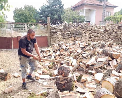 Доброто е живо Младеж от Врачанско помага на възрастни хора в нужда снимки