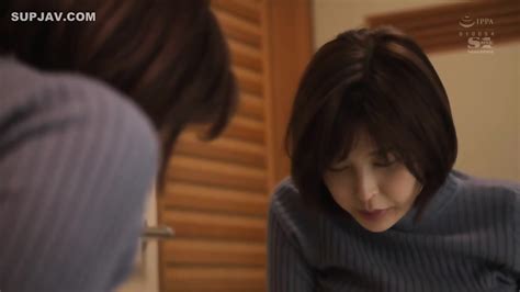 A Beautiful Wife With Overly Sensitive Lips Who Gets Wet Without Resistance Just From A Kiss