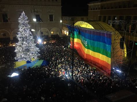 A Pesaro Si Accende Lalbero Di Natale Oltre 5mila Persone In Piazza