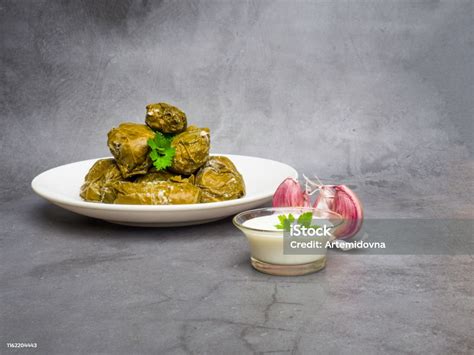돌마 톨마 사르마 쌀과 고기와 박제 포도 잎 전통 코카서스 요리 오스만 요리 터키 요리 및 그리스 요리 고기에 대한 스톡 사진