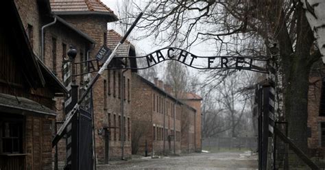 La Frívola Foto De Una Mujer En Auschwitz Genera Repudios Y Un Pedido