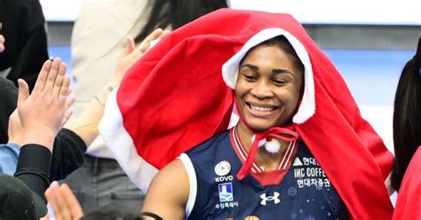 ‘이걸 머리에 썼네 선수단 폭소케 만든 산타 모마 팬들에겐 6연승 선물 조은정의 라이크픽