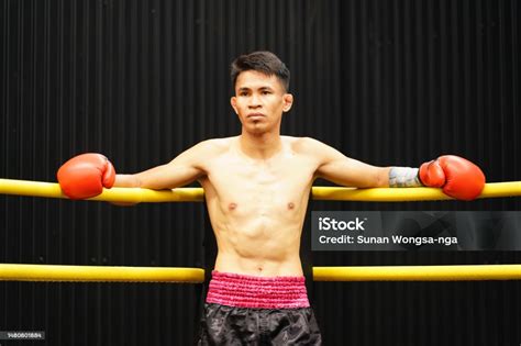 무에타이 태국의 무술 구석에 앉아있는 권투 선수 심판이 권투 선수가 휴식을 취하고 코치가 다음 라운드에서 경기를 소개하기 위해 각 라운드에서 싸움을 중단 할 때