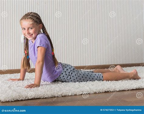 Glimlachend Meisje Belast Met Geschiktheid Stock Afbeelding Image Of Onderwijs Kinderjaren