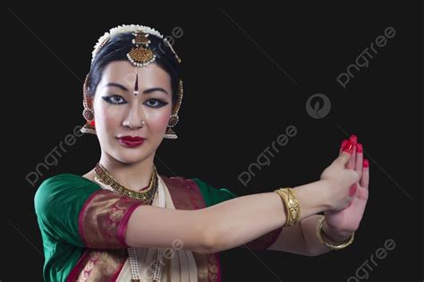 Aggregate More Than 149 Bharatanatyam Poses For Photoshoot Latest