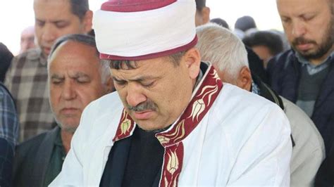 Ardahan Haberi İmamın en zor görevi Annesi ve kız kardeşinin cenaze