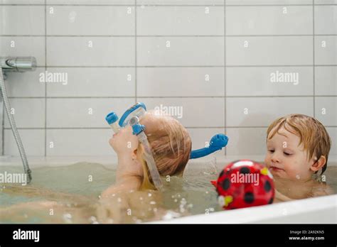 Frère Et Sœur Dans Le Bain Banque De Photographies Et Dimages à Haute