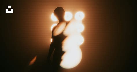Foto Silueta De Hombre Y Mujer Besándose Imagen Marrón Gratis En Unsplash
