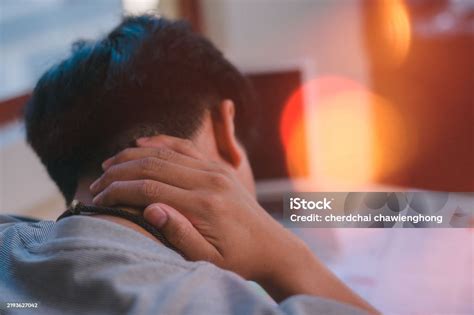 일하거나 사무실 책상에 앉아서 긴 하루의 긴장을 느끼는 사무실 증후군 남자는 컴퓨터 작업 중 목과 허리 통증으로 고통 받고
