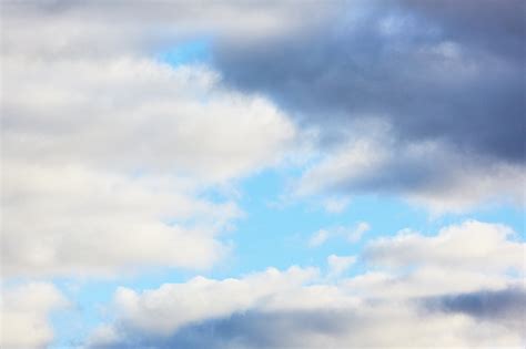 파란색 흰색 및 회색의 파스텔 음영의 구름 풍경으로 하늘에 회화적인 효과를줍니다 0명에 대한 스톡 사진 및 기타 이미지 0명 경관 구름 Istock